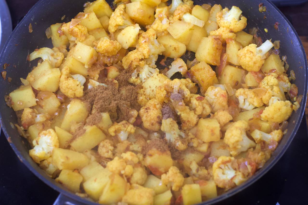 Aloo Gobi Masala Recipe | How to make Aloo Gobi - Subbus Kitchen