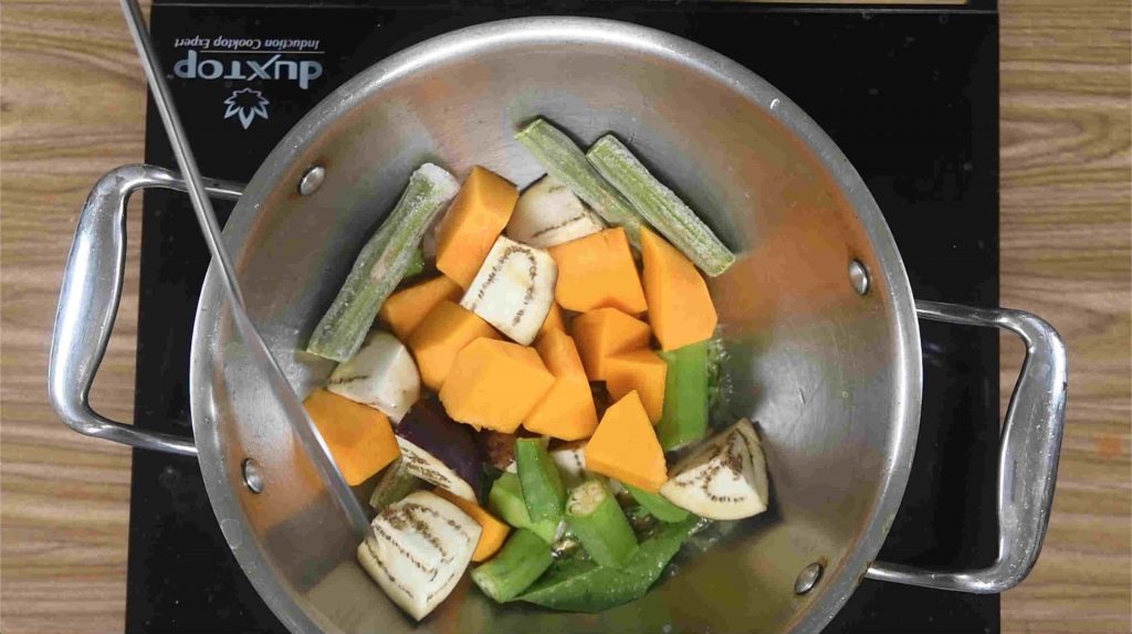 Puli Kuzhambu | Arachuvitta Puli Kuzhambu - Subbus Kitchen